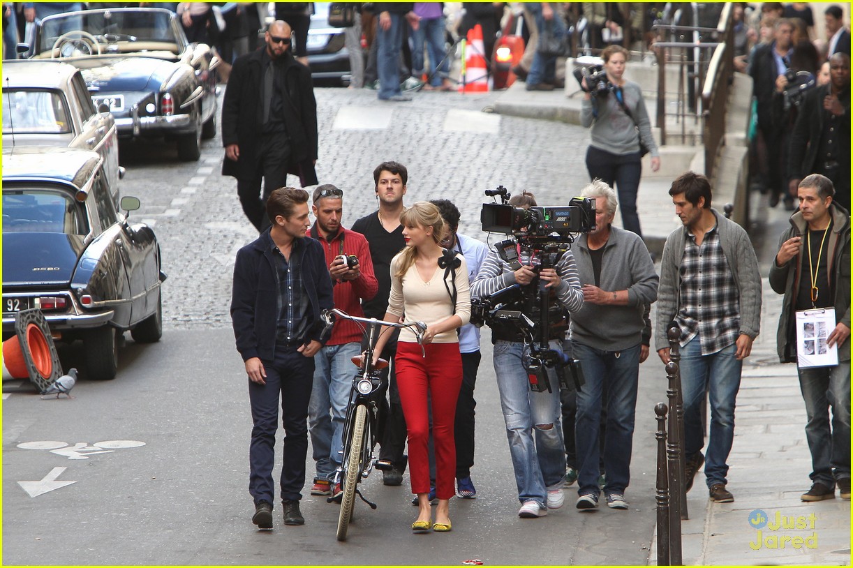 Taylor Swift: 'Begin Again' Video Shoot in Paris | Photo 499002 - Photo ...