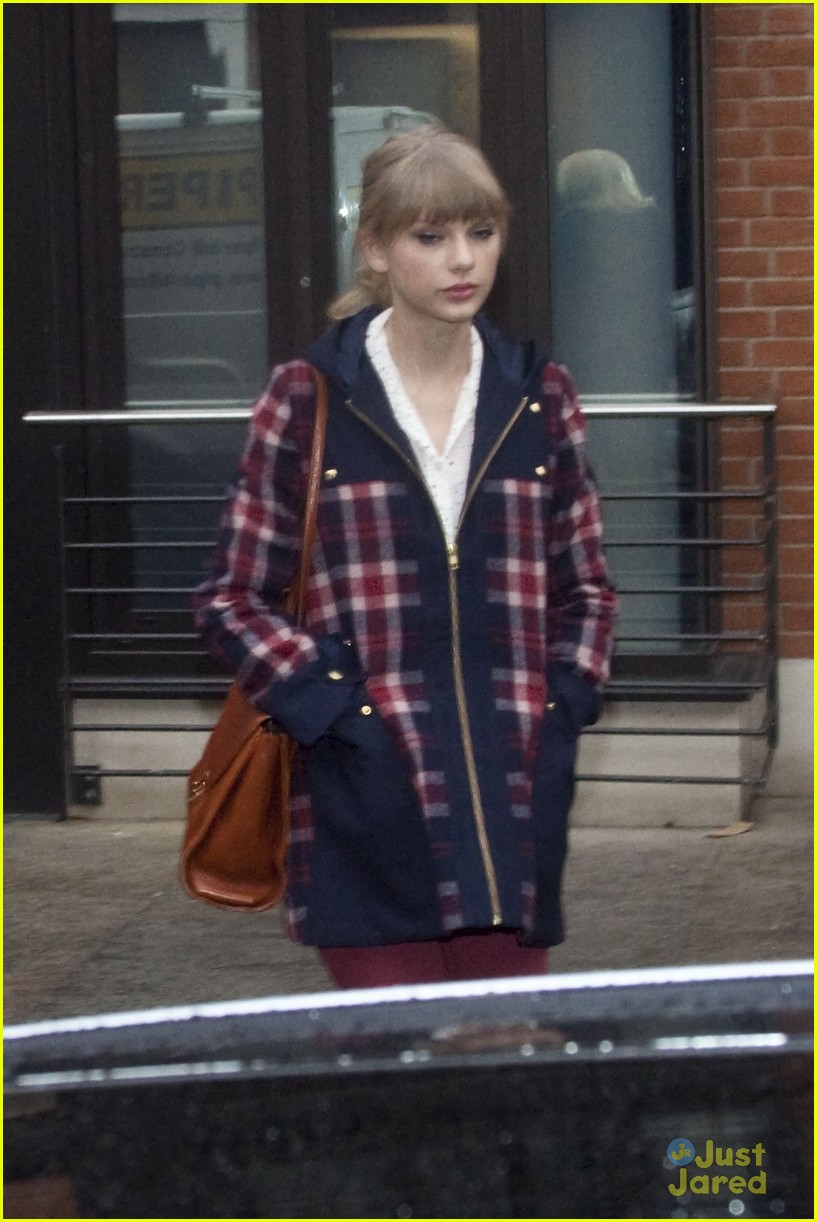 Taylor Swift Performs on UK's X Factor | Photo 500276 - Photo Gallery ...