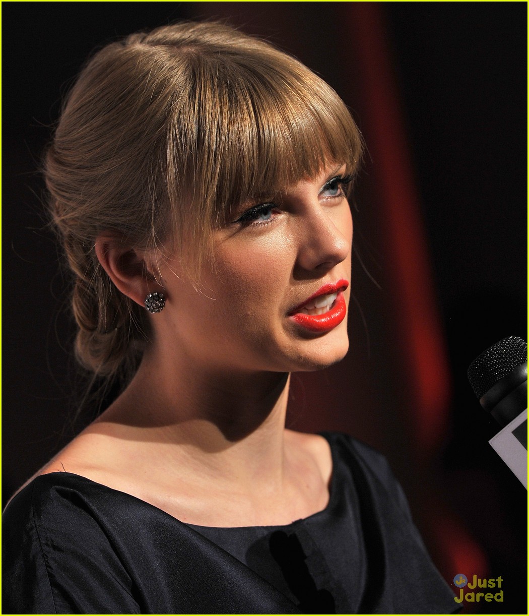 Taylor Swift: 'Red' Listening Party at Target | Photo 504813 - Photo ...