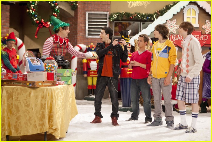 Disney Channel Holiday Episode Sneak Peeks! | Photo 510344 - Photo ...