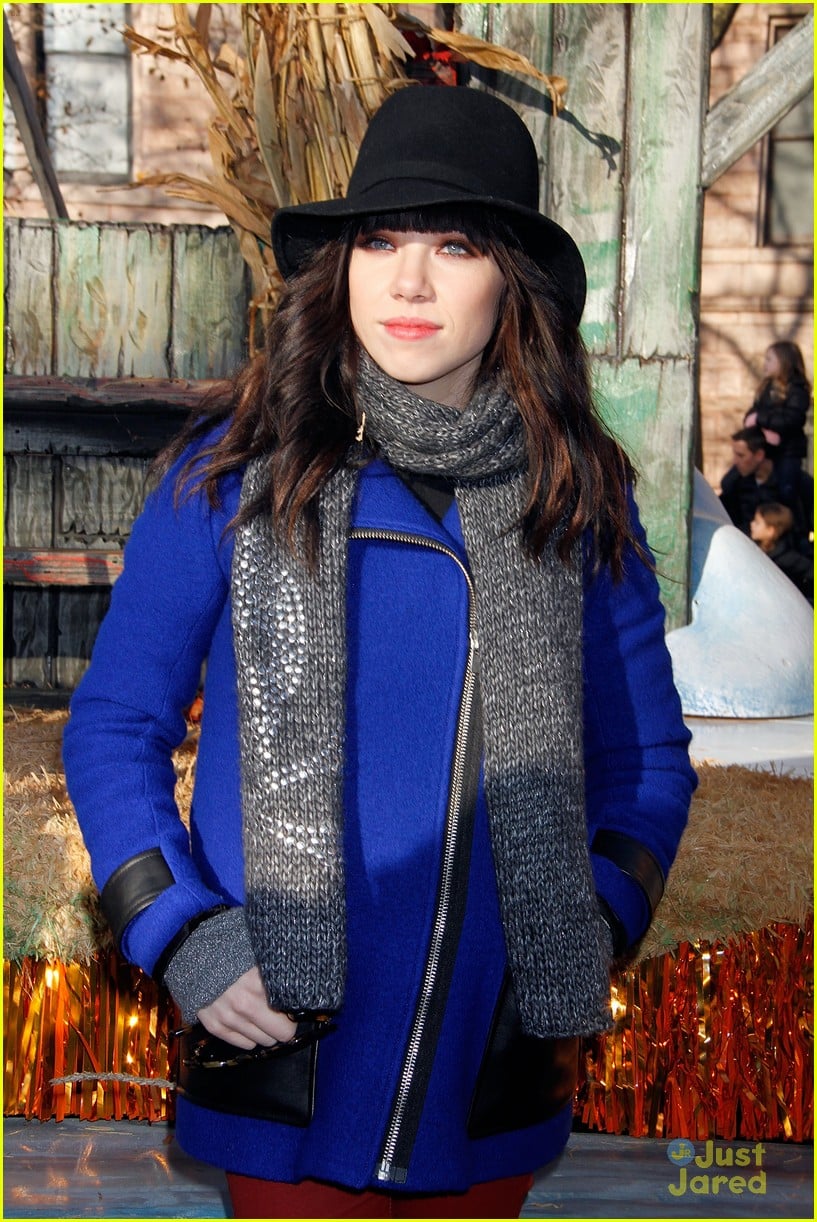 Carly Rae Jepsen Performs 'This Kiss' at Macy's Thanksgiving Day Parade ...