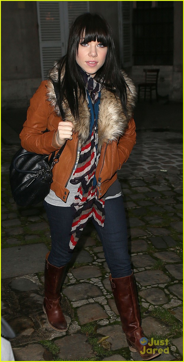 Carly Rae Jepsen: Wee-Hours Walk in Paris | Photo 509900 - Photo ...