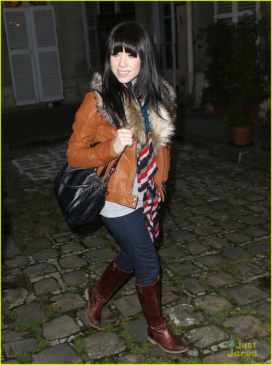 Carly Rae Jepsen: Wee-Hours Walk in Paris | Photo 509904 - Photo ...