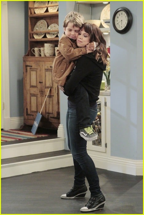 Kaitlyn Dever & Molly Ephraim: 'Last Man Standing' Returns Tonight ...