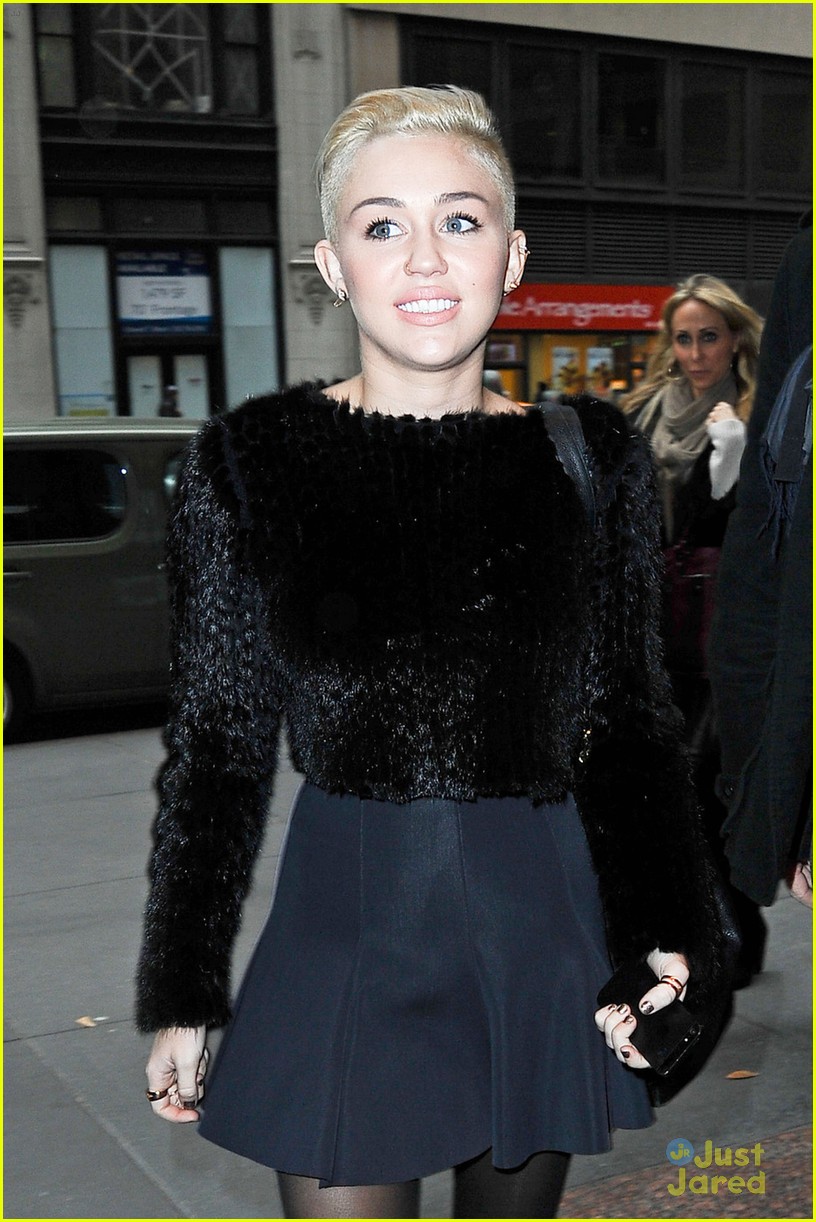 Miley Cyrus: Fan Friendly in New York City | Photo 511439 - Photo ...