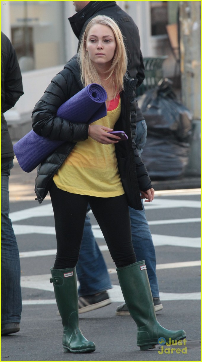 AnnaSophia Robb: Yoga Class Cutie | Photo 509328 - Photo Gallery | Just ...