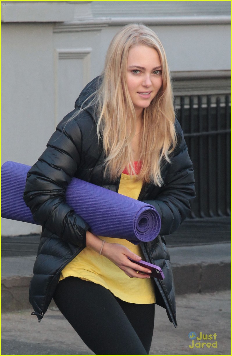 Full Sized Photo of annasophia robb yoga nyc 06 | AnnaSophia Robb: Yoga ...