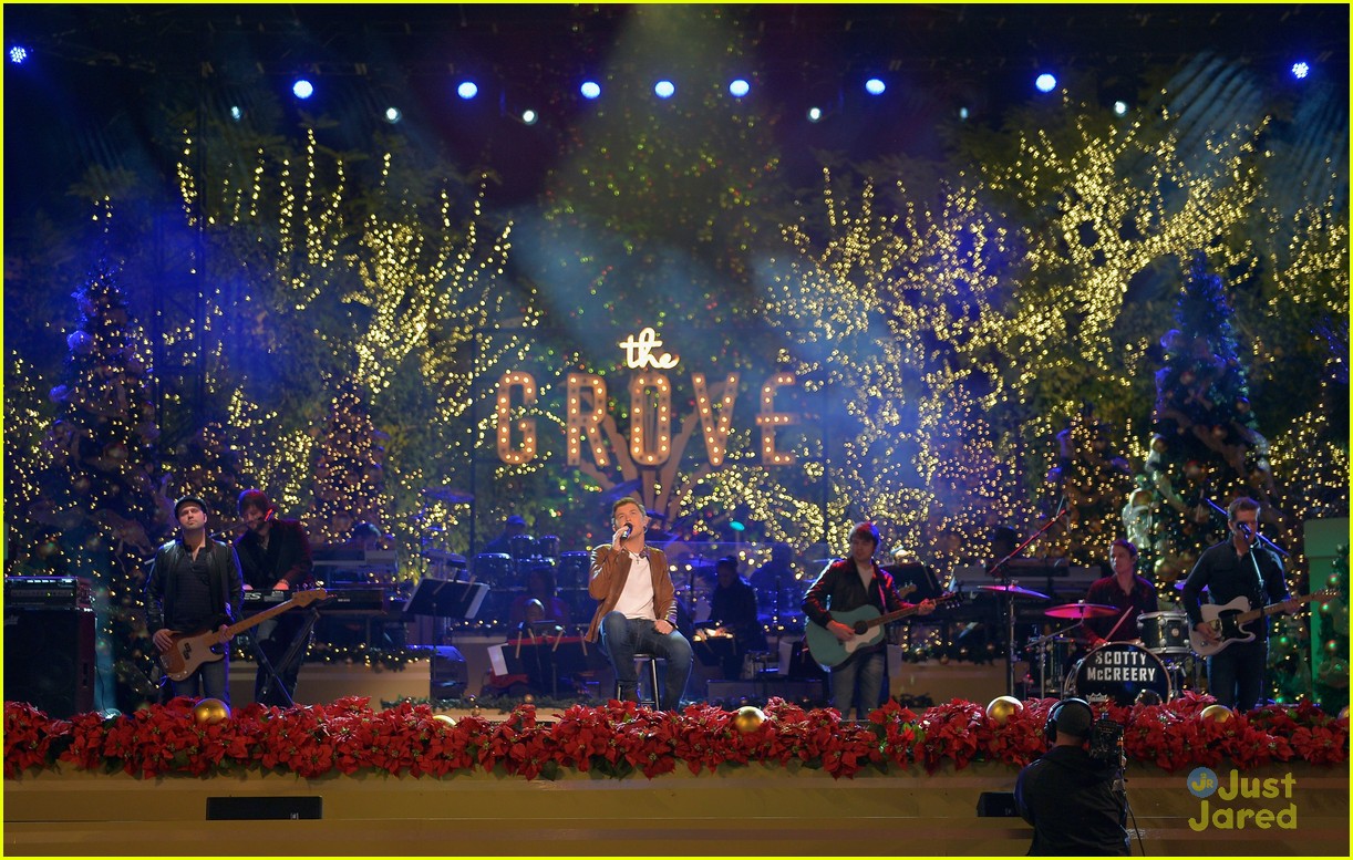 Scotty McCreery & Phillip Phillips: Grove Tree Lighting Ceremony ...