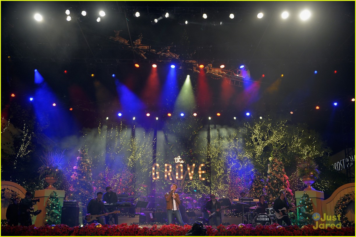 Scotty McCreery & Phillip Phillips: Grove Tree Lighting Ceremony ...