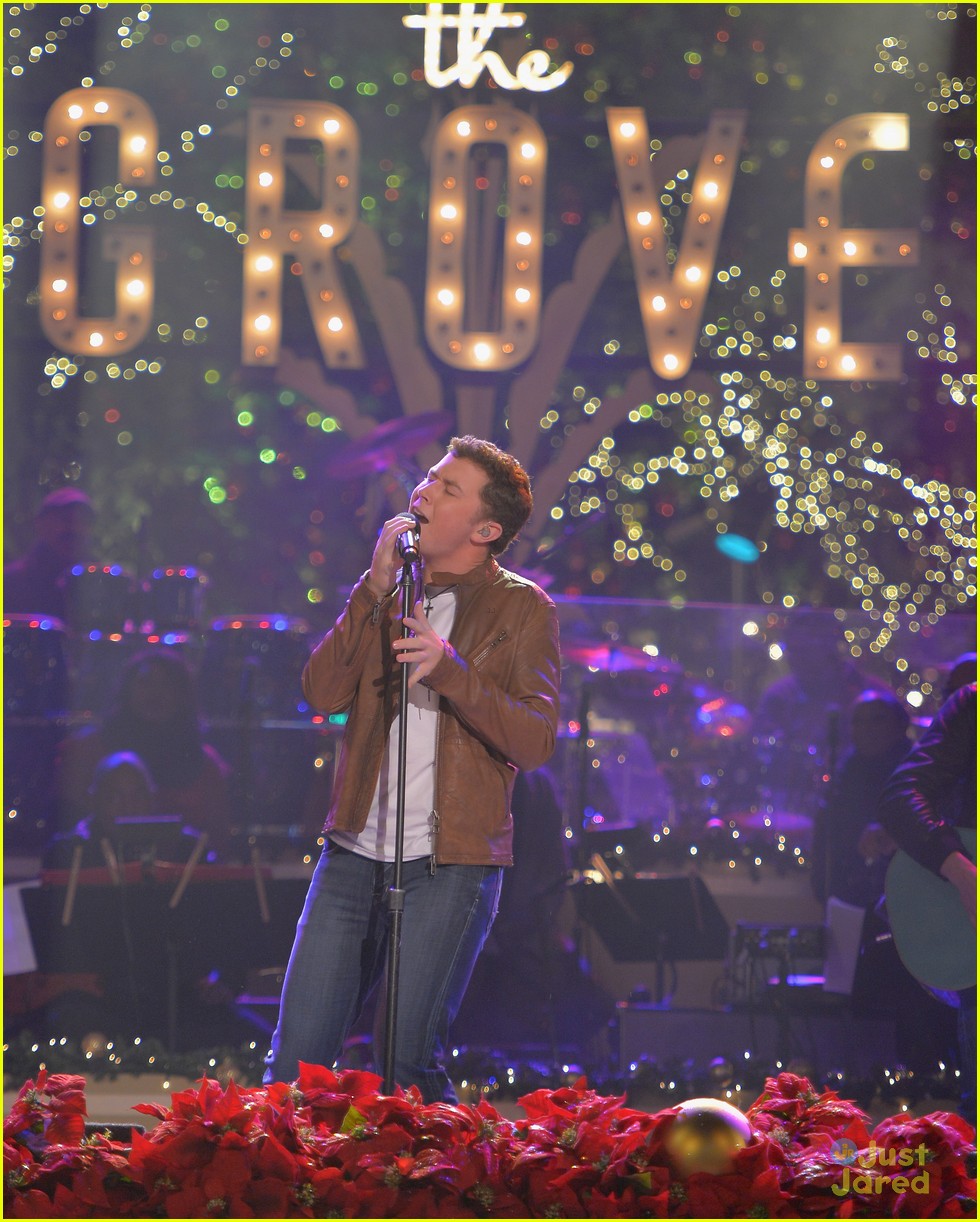 Scotty McCreery & Phillip Phillips: Grove Tree Lighting Ceremony ...