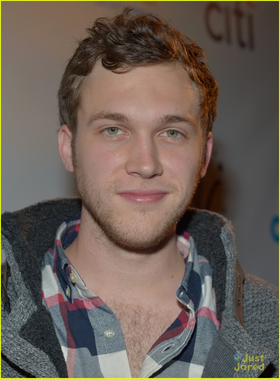 Scotty McCreery & Phillip Phillips: Grove Tree Lighting Ceremony ...