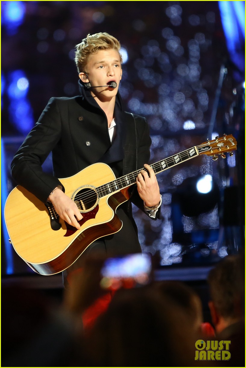 Cody Simpson: L.A. LIVE Holiday Tree Lighting! | Photo 513367 - Photo ...