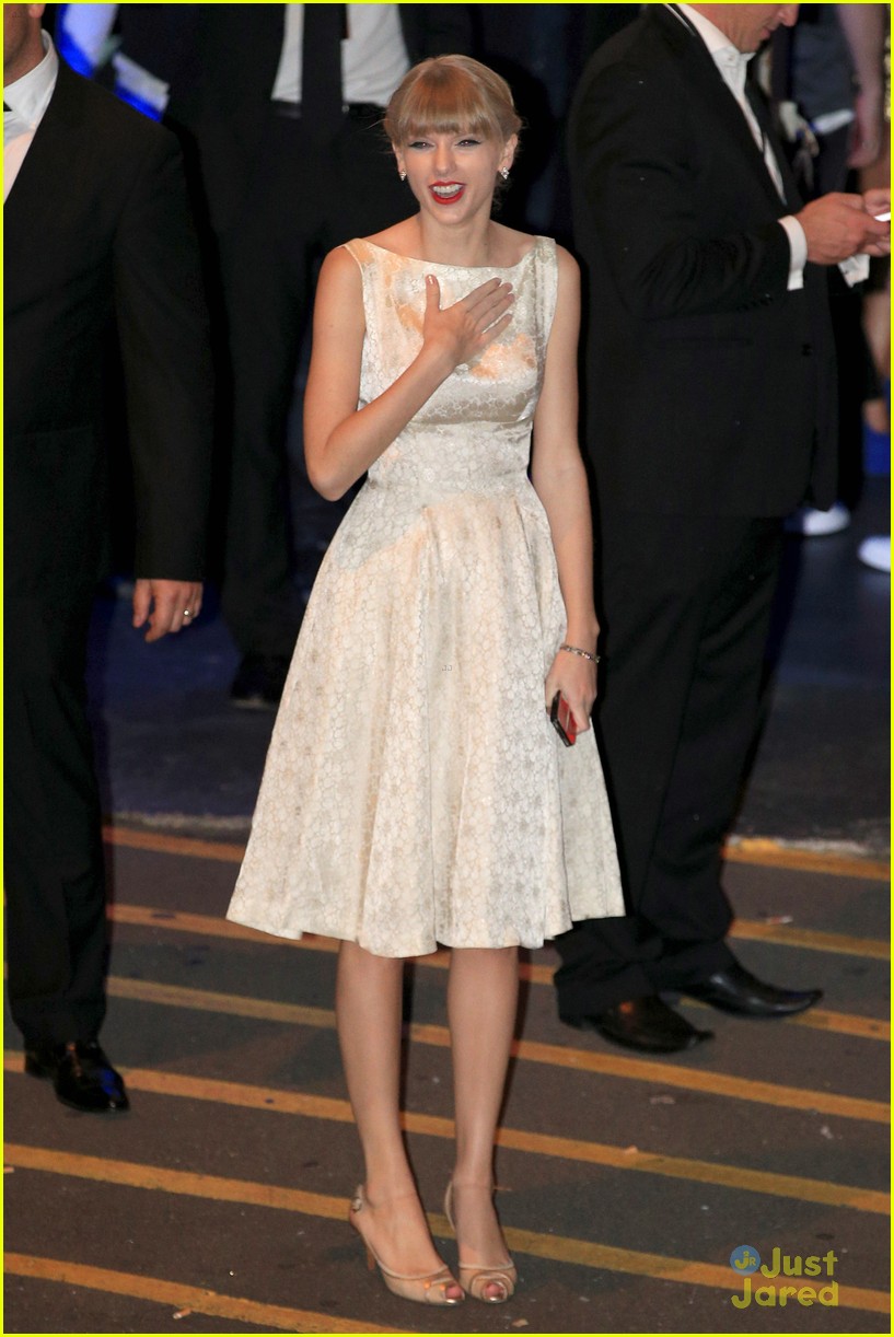 Full Sized Photo of taylor swift aria performance pics 25 | Taylor ...