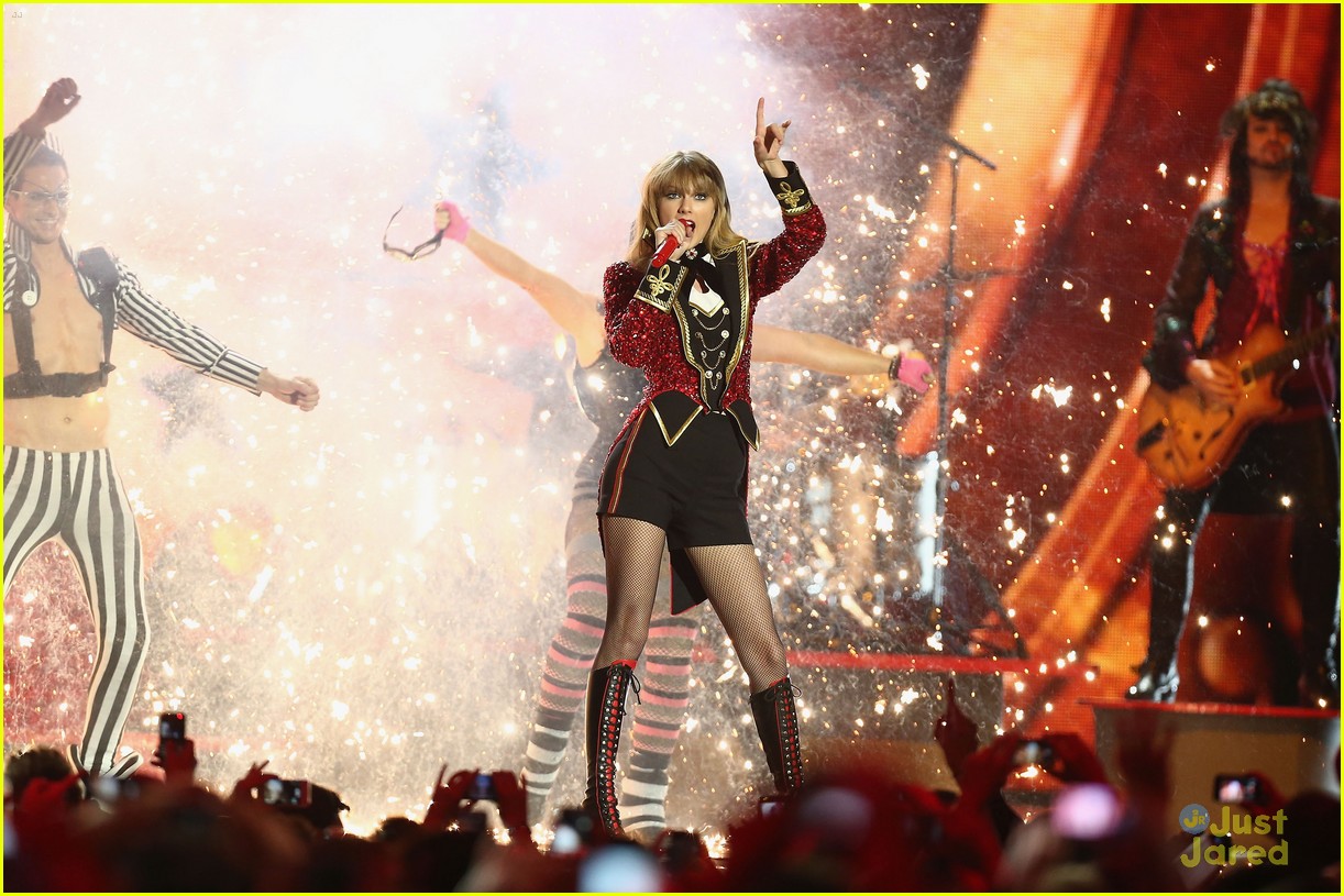 Taylor Swift: MTV EMAs 2012 Winner! | Photo 508983 - Photo Gallery ...