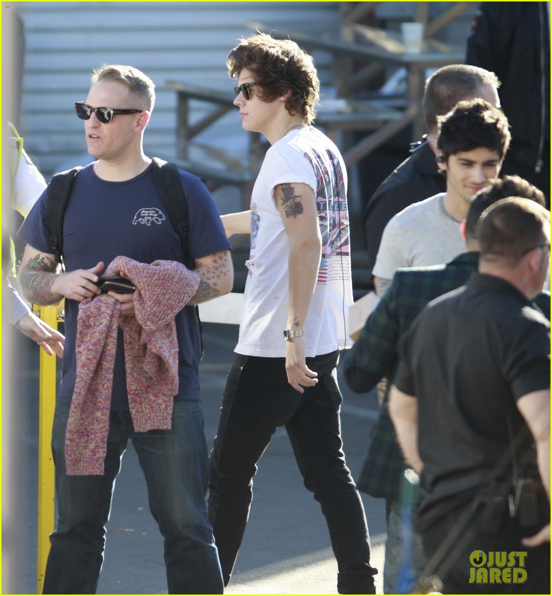 Full Sized Photo of one direction hanging out backstage 21 | One ...