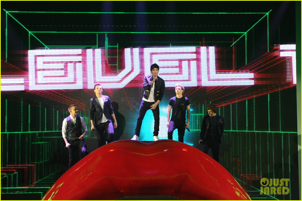 One Direction - 'Kiss You' Performance on 'X Factor' - WATCH NOW ...