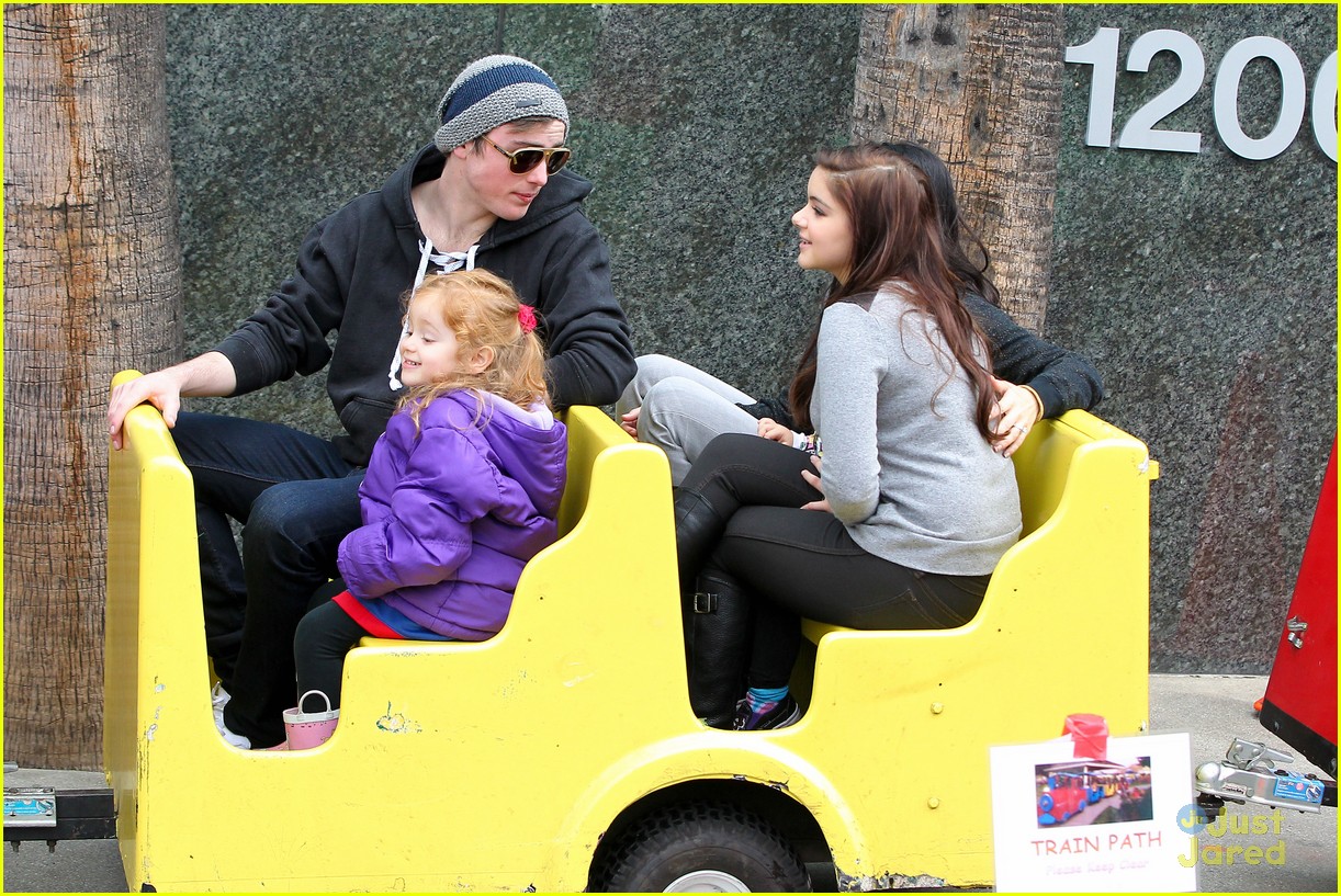 Ariel Winter: Santa Visit in Studio City | Photo 517948 - Photo Gallery ...