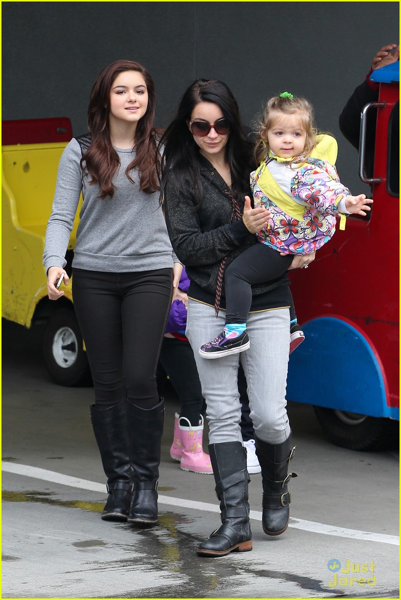 Ariel Winter: Santa Visit in Studio City | Photo 517951 - Photo Gallery ...