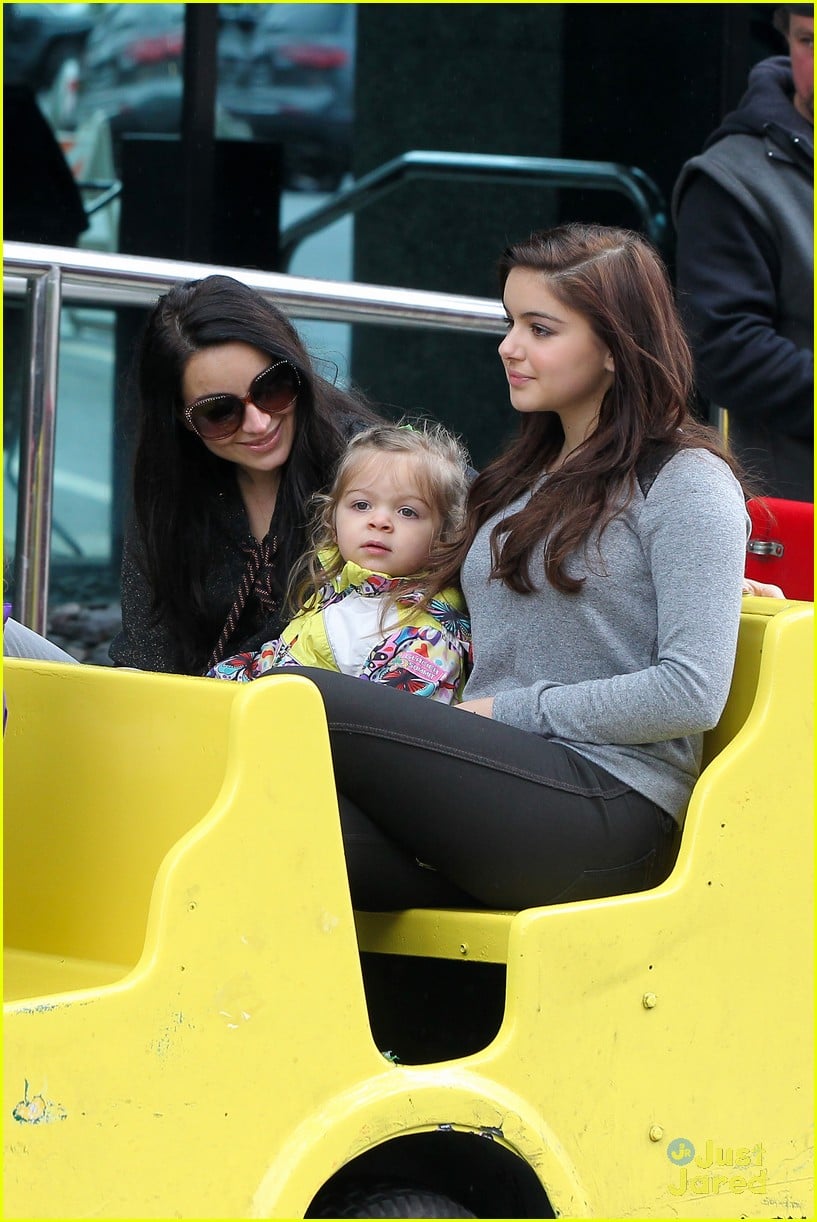 Ariel Winter: Santa Visit in Studio City | Photo 517958 - Photo Gallery ...