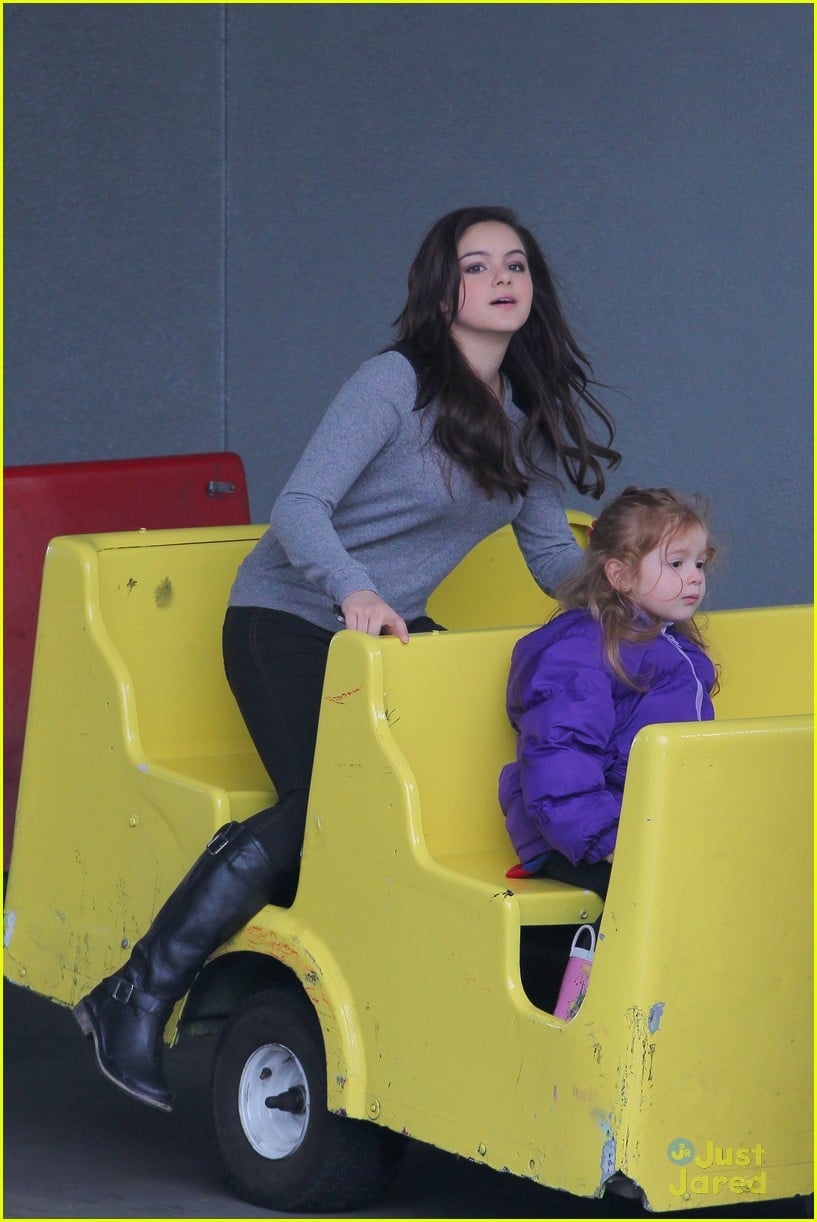 Ariel Winter: Santa Visit in Studio City | Photo 517965 - Photo Gallery ...