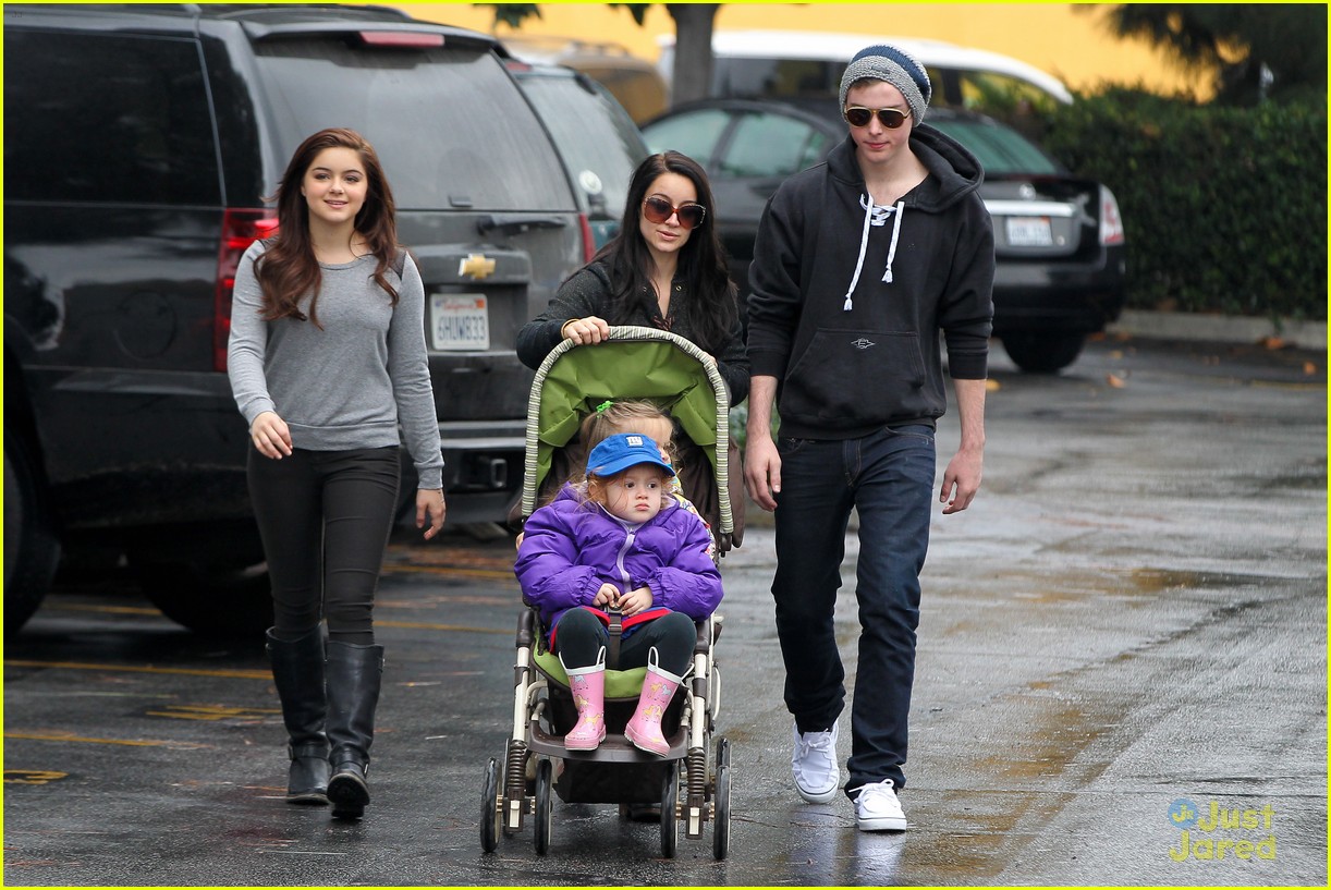 Ariel Winter: Santa Visit in Studio City | Photo 517969 - Photo Gallery ...