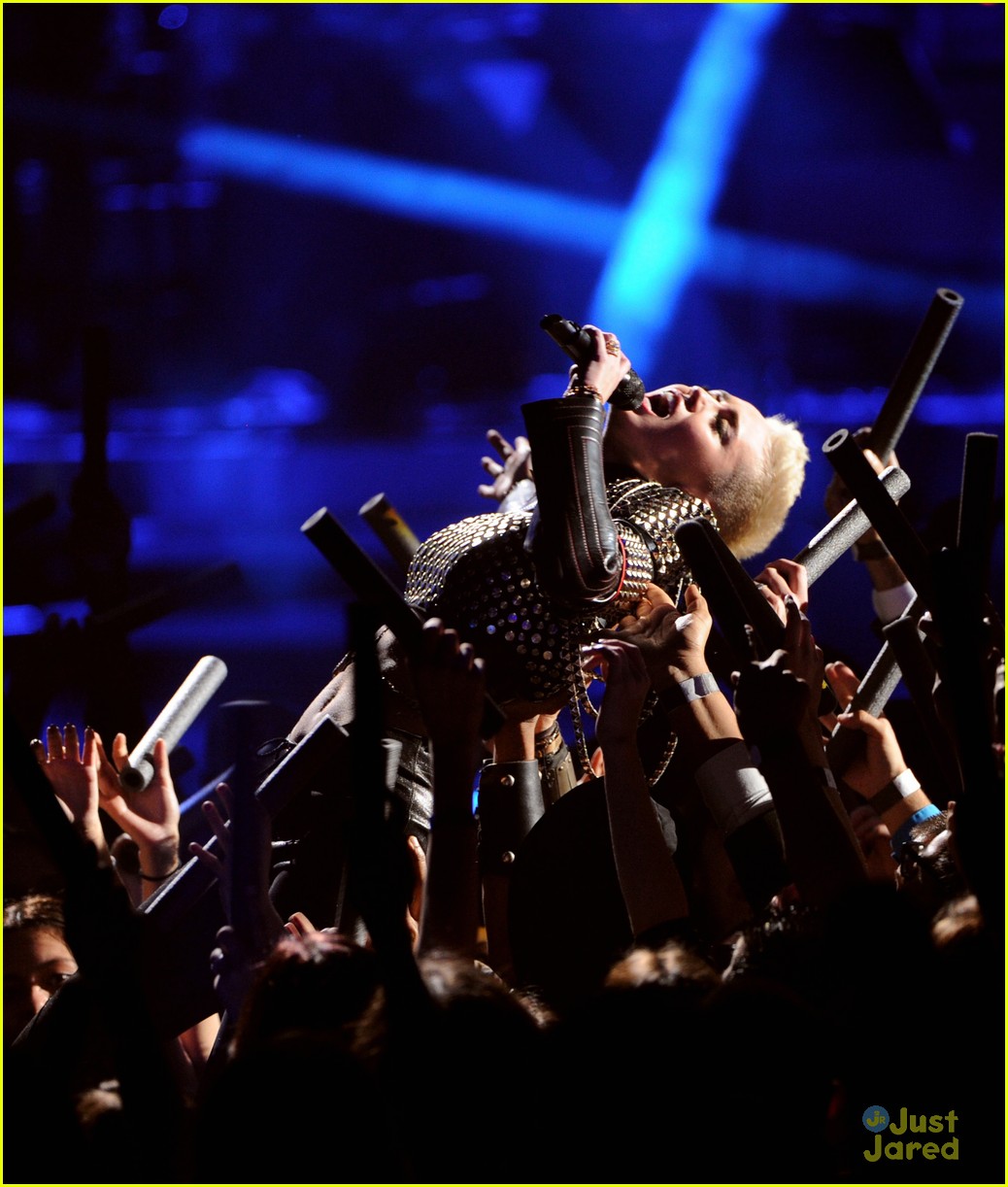 Miley Cyrus: VH1 Divas 2012 Performance -- WATCH NOW | Photo 518031 ...
