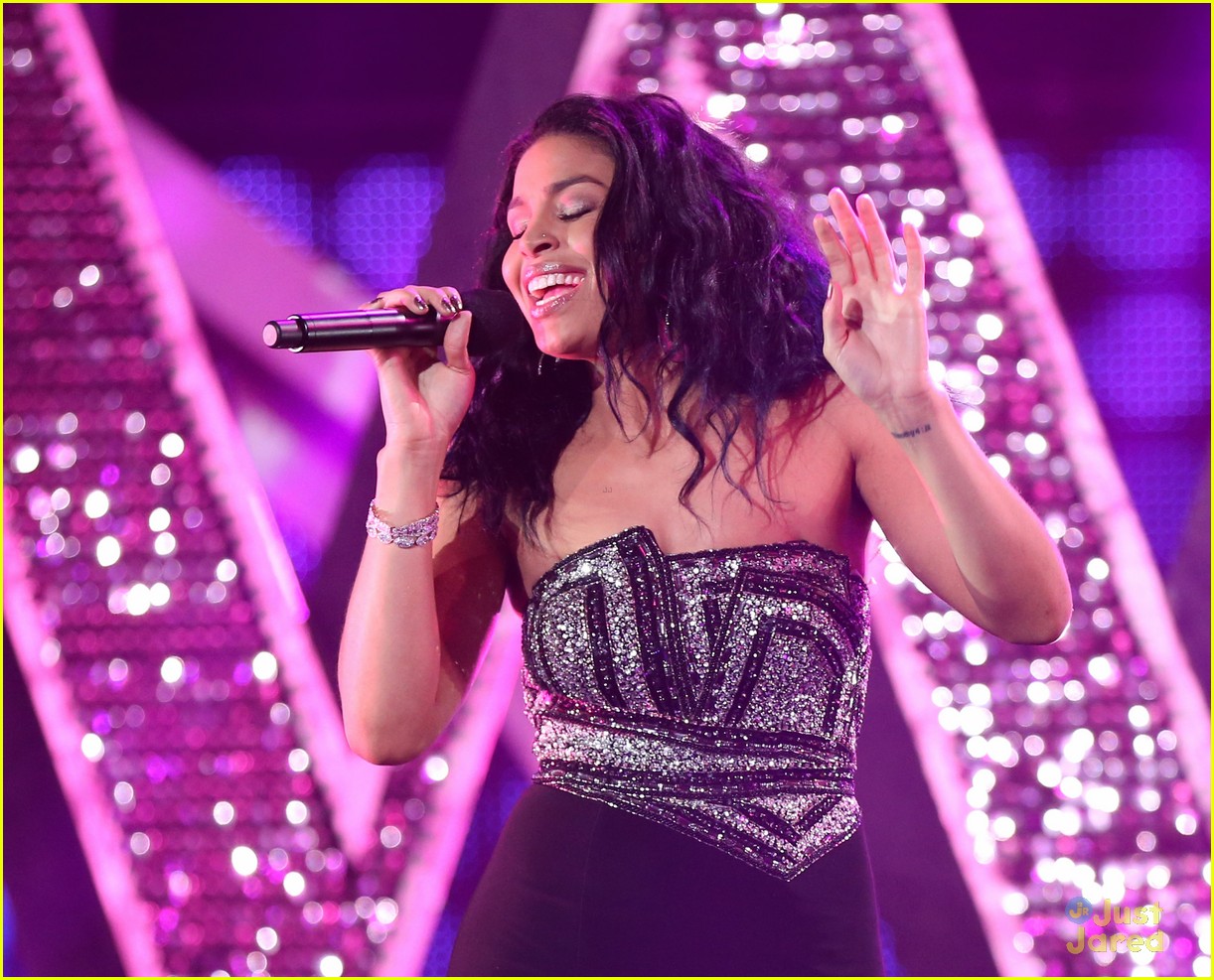 Jordin Sparks Sings Tribute To Whitney Houston on VH1 Divas 2012 ...