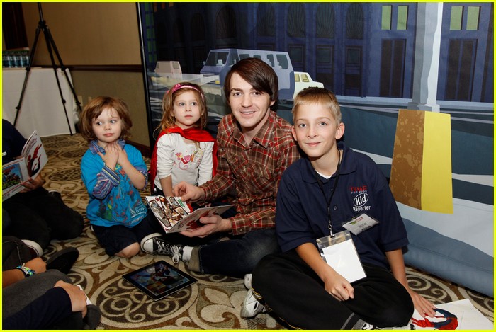 Drake Bell & Olivia Holt: Read With Marvel Event | Photo 524331 - Photo ...