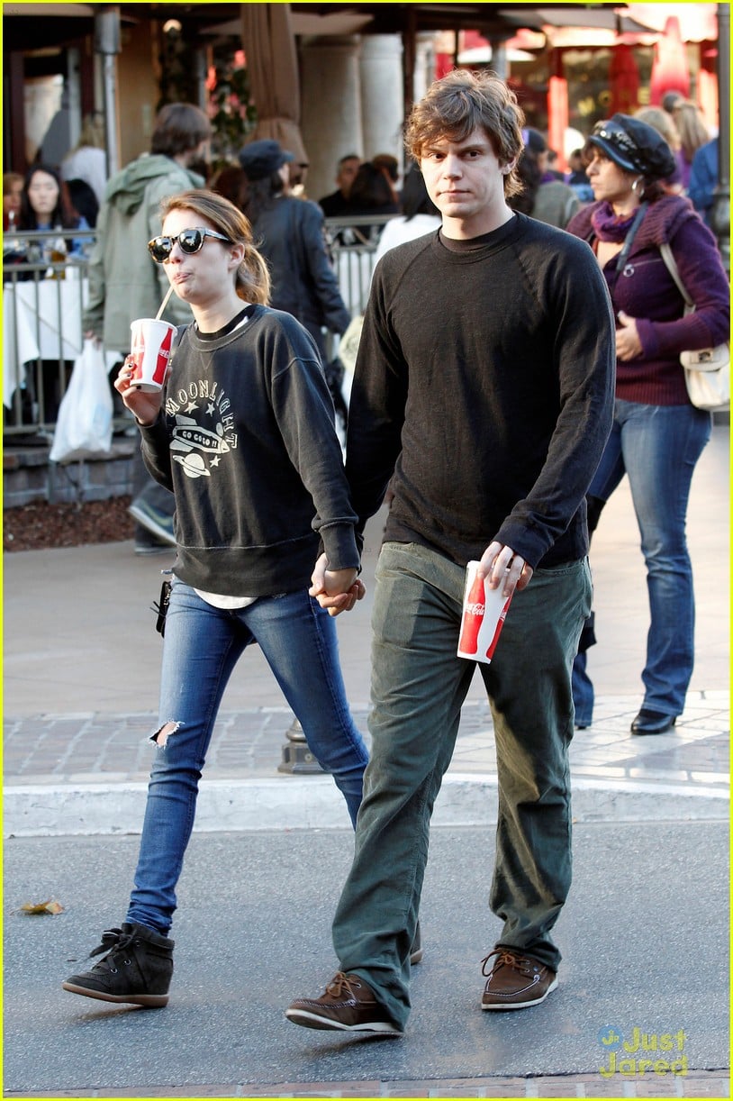 Emma Roberts & Evan Peters: Coca-Cola Couple | Photo 526940 - Photo ...
