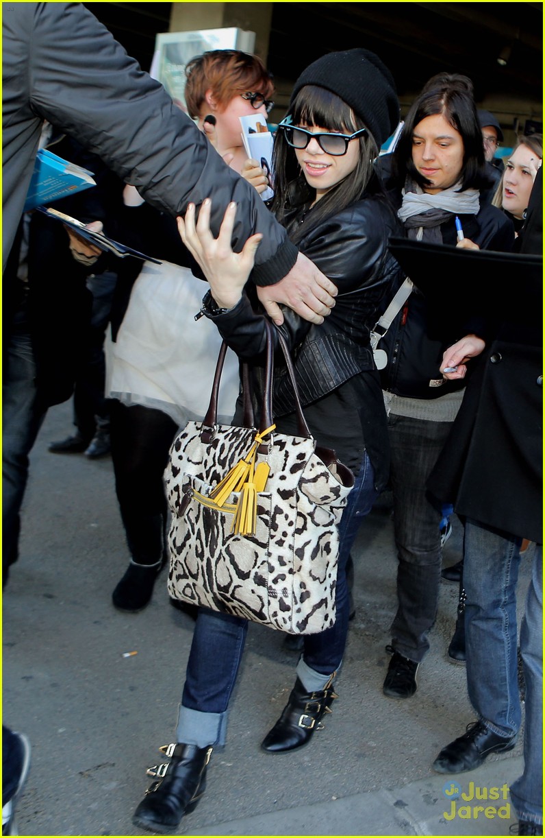 Carly Rae Jepsen: Nice Airport Arrival | Photo 526585 - Photo Gallery ...
