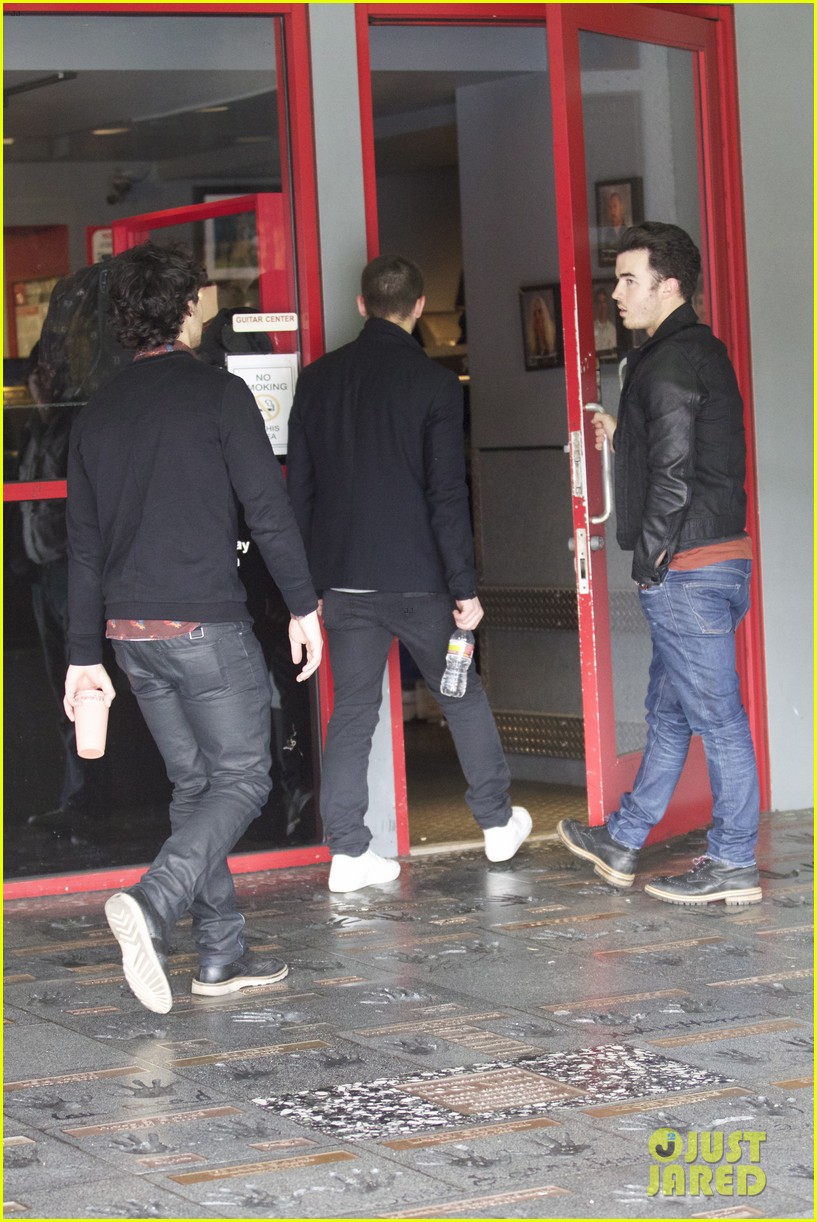 Nick, Joe & Kevin Jonas: Back In LA! | Photo 526410 - Photo Gallery ...