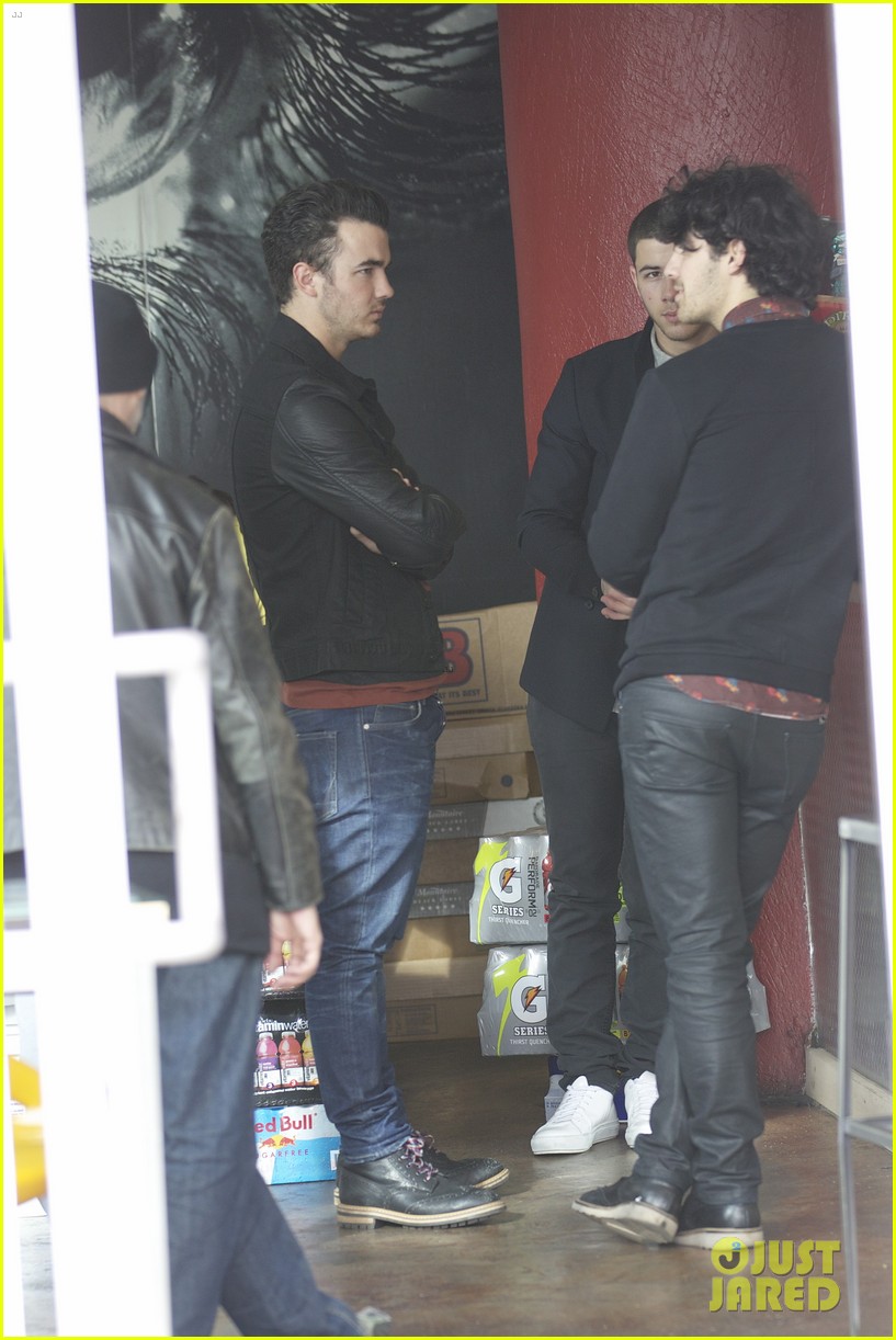 Nick, Joe & Kevin Jonas: Back In LA! | Photo 526412 - Photo Gallery ...