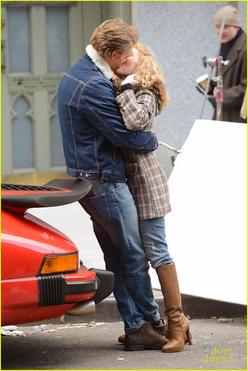 AnnaSophia Robb & Austin Butler: Kiss Kiss For 'Carrie Diaries' | Photo 525718 - Photo Gallery ...
