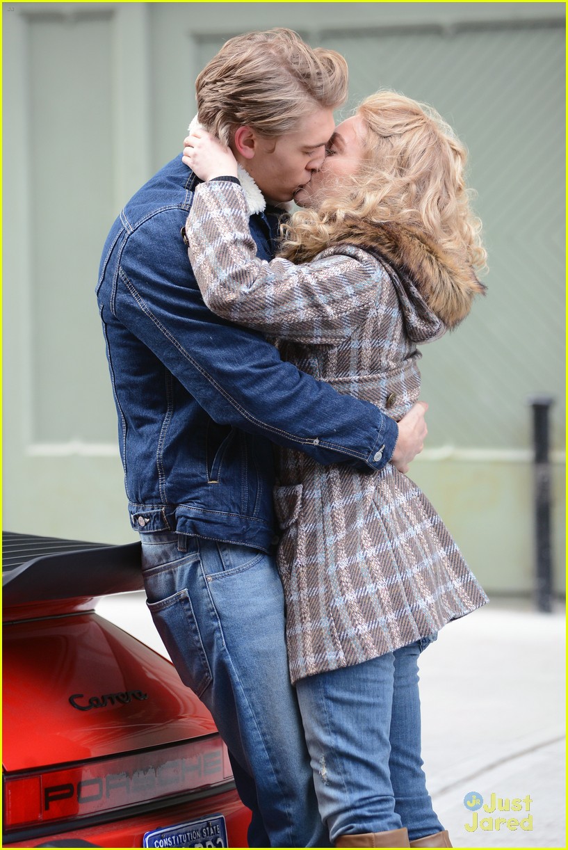 AnnaSophia Robb & Austin Butler: Kiss Kiss For 'Carrie Diaries' | Photo ...