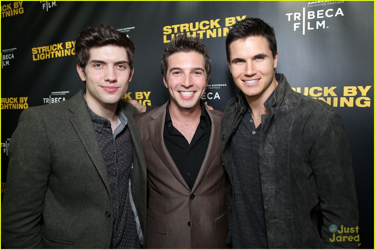 Robbie Amell & Italia Ricci: 'Struck By Lightning' Lovers | Photo ...