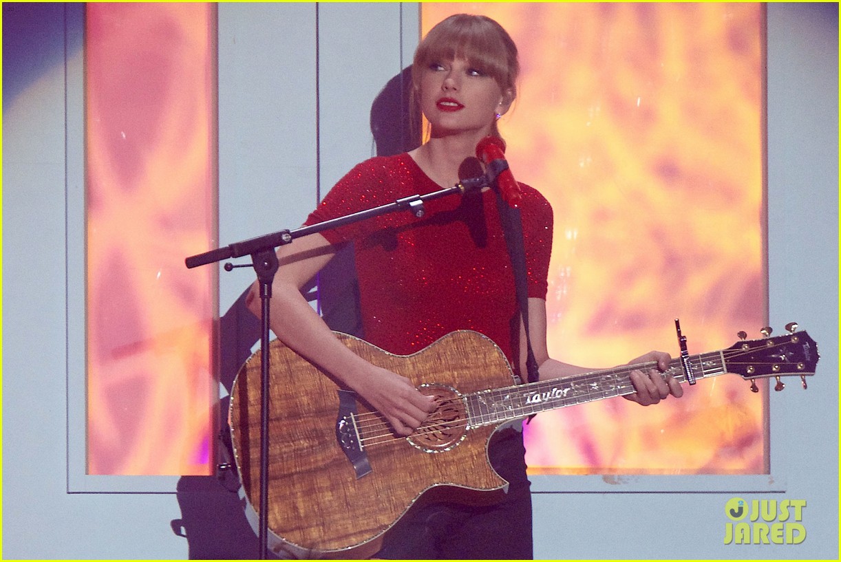 Taylor Swift: 40 Principales Awards 2013 Performance - Watch Now ...