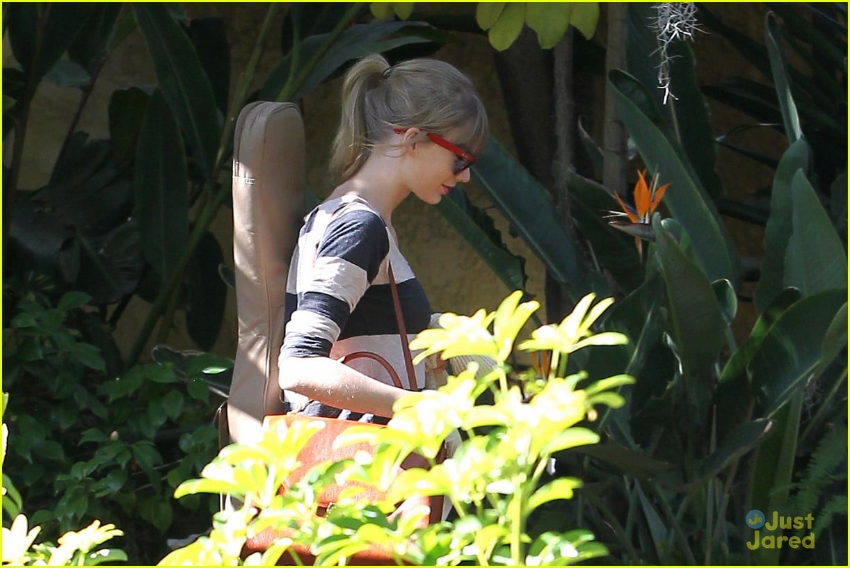 Taylor Swift: Back In The Studio After BRIT Nomination | Photo 523050 ...