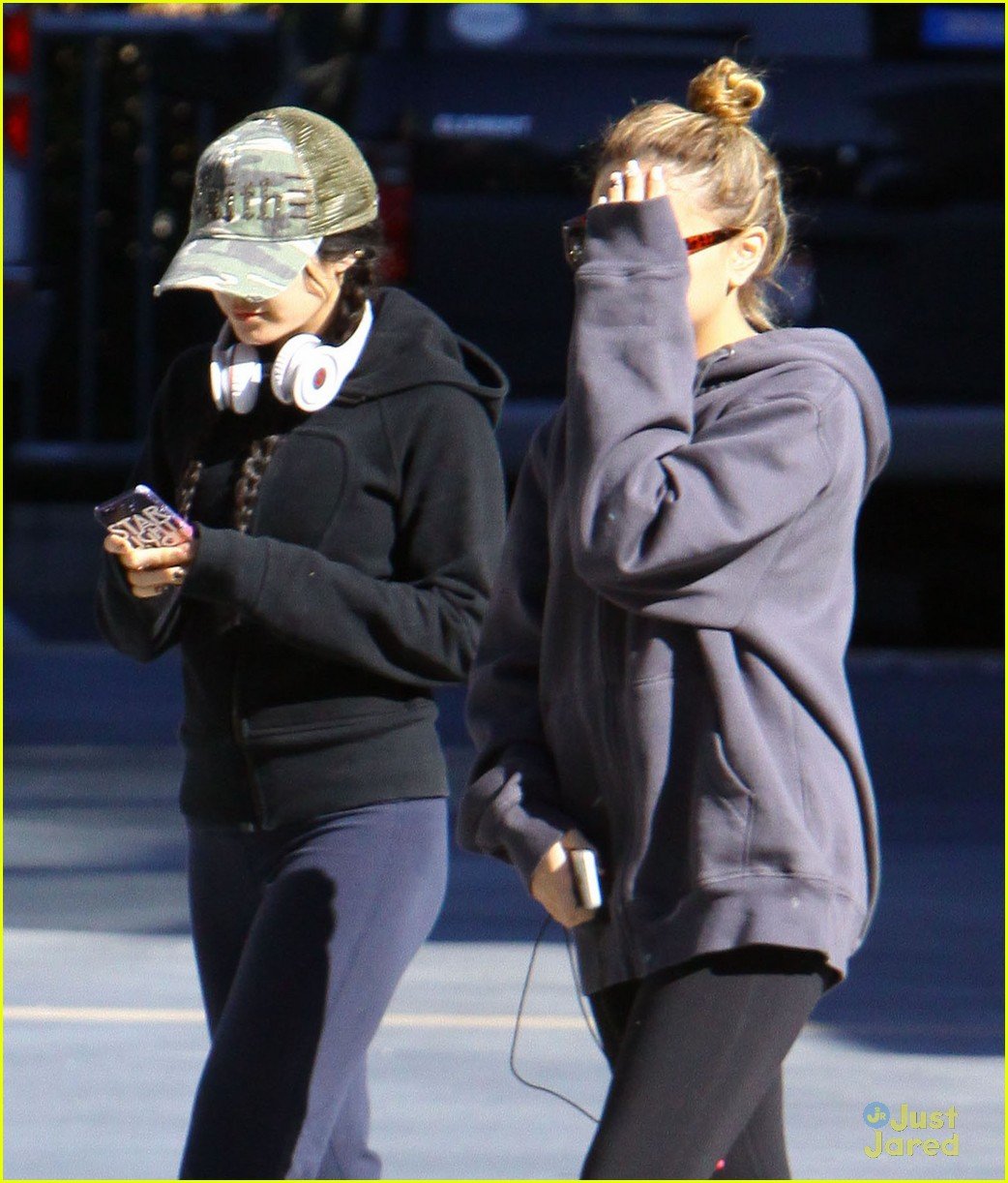 Full Sized Photo of vanessa hudgens austin butler workout leave 06 ...