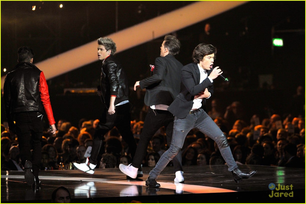 One Direction: BRIT Awards 2013 'One Way Or Another' Performance ...