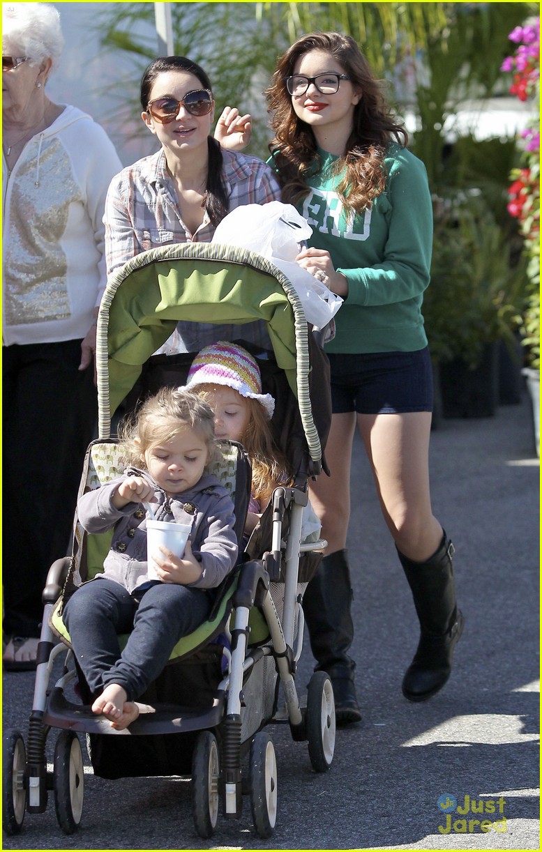 Ariel Winter: Farmer's Market Meet Up with Julie Bowen | Photo 540712 ...