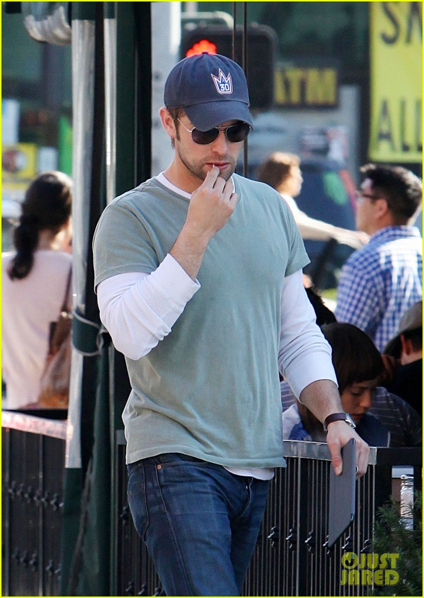 Chace Crawford: Solo Valentine's Day Lunch | Photo 537617 - Photo ...