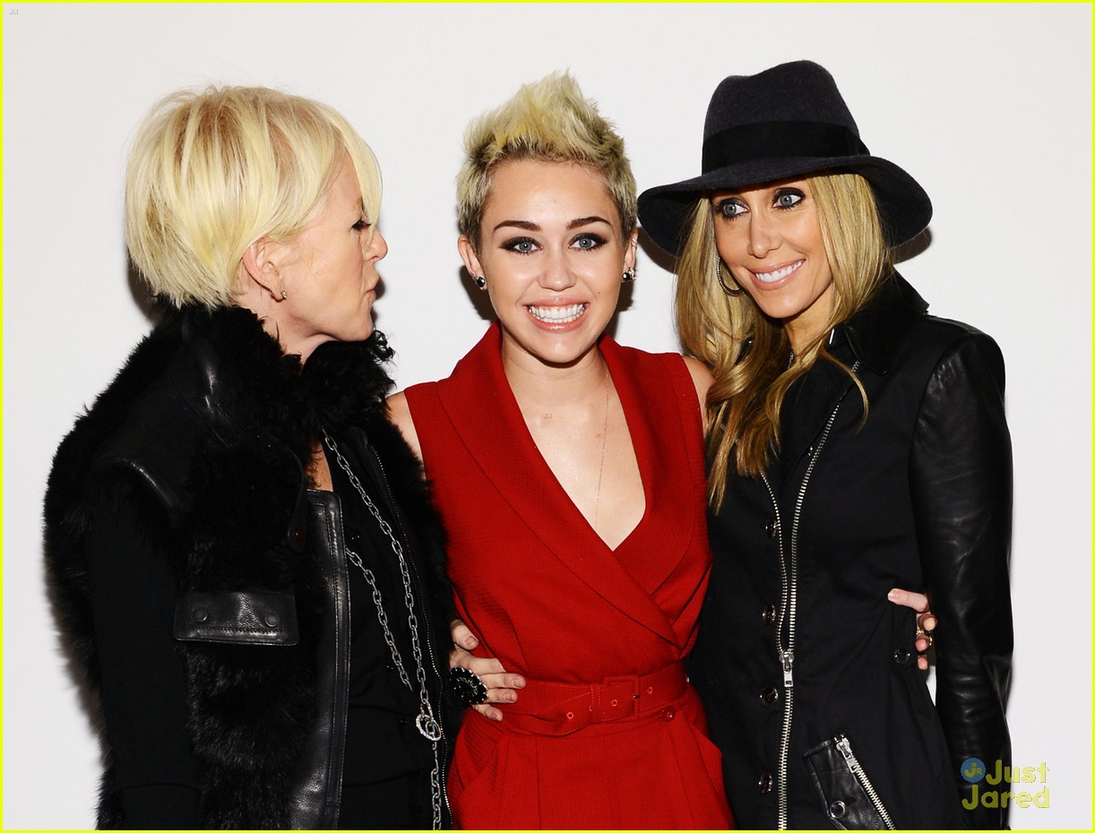 Miley Cyrus: Front Row for Rachel Zoe Show! | Photo 536459 - Photo ...