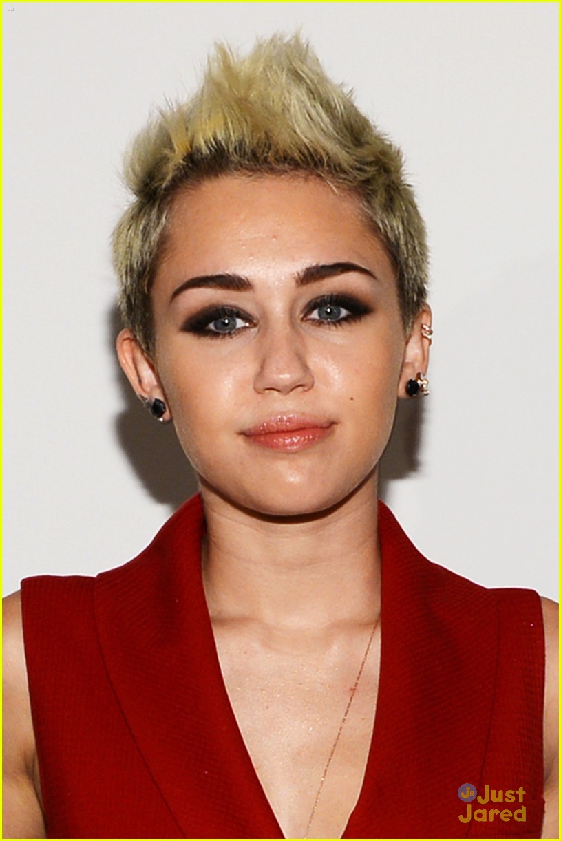 Miley Cyrus: Front Row for Rachel Zoe Show! | Photo 536464 - Photo ...