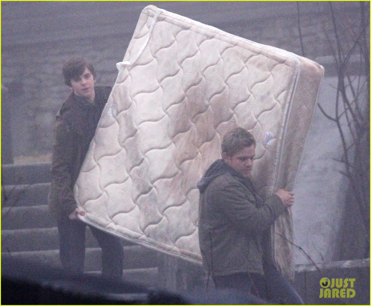 Freddie Highmore Bates Motel Mattress Removal Photo 529942 Photo Gallery Just Jared Jr
