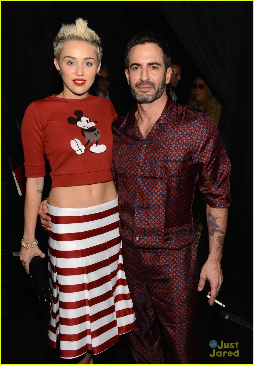 Miley Cyrus: Mickey Mouse Sweater at Marc Jacobs Show! | Photo 537419 ...