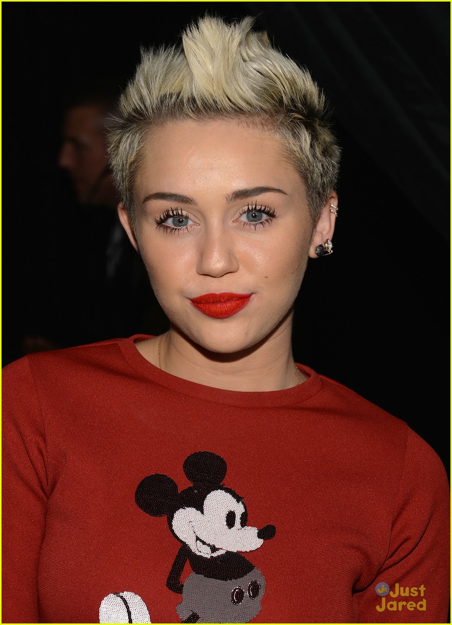 Miley Cyrus: Mickey Mouse Sweater at Marc Jacobs Show! | Photo 537420 ...