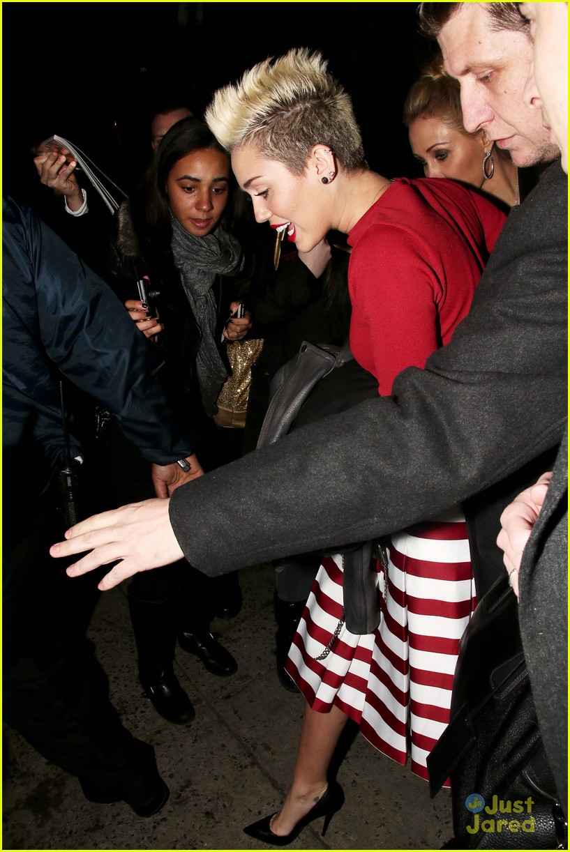 Miley Cyrus: Mickey Mouse Sweater at Marc Jacobs Show! | Photo 537426 ...
