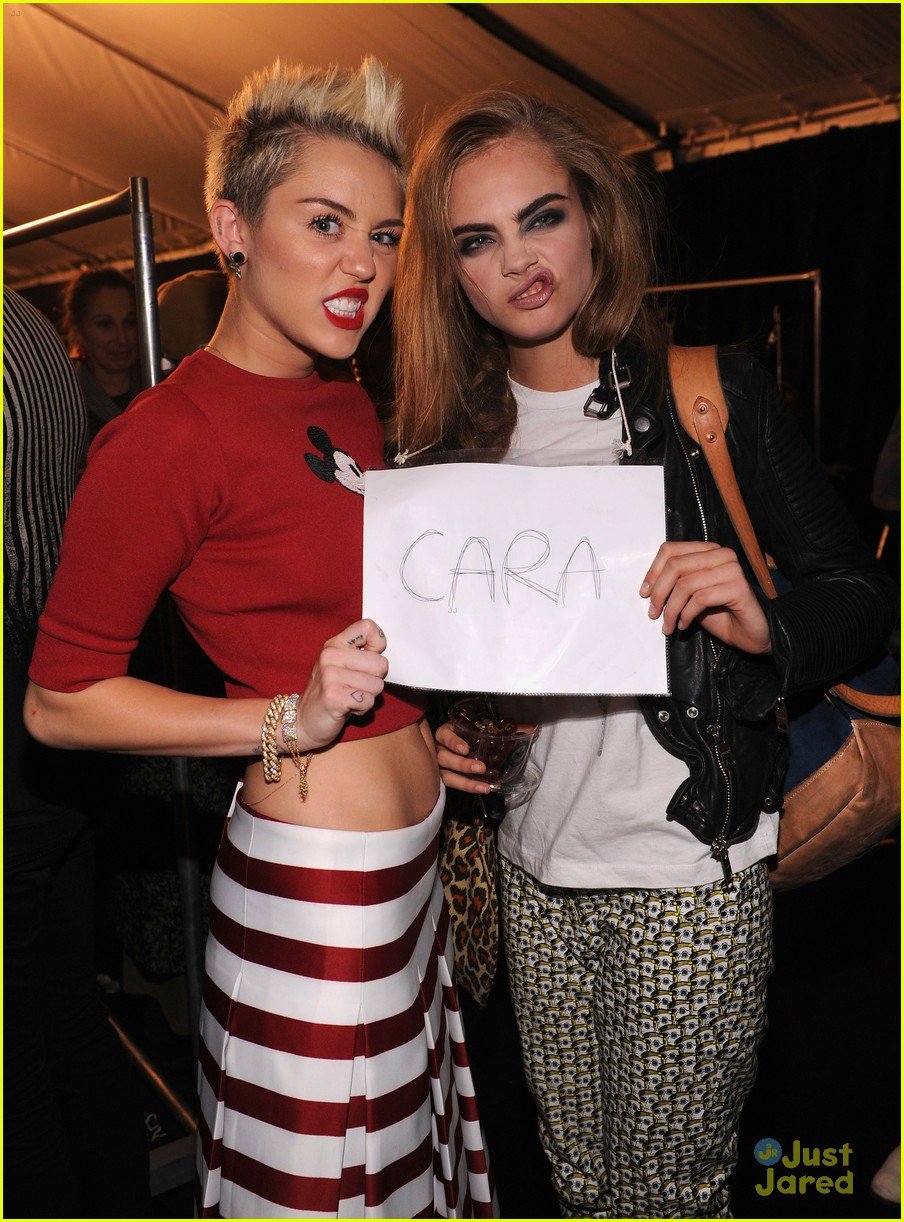 Miley Cyrus: Mickey Mouse Sweater at Marc Jacobs Show! | Photo 537430 ...