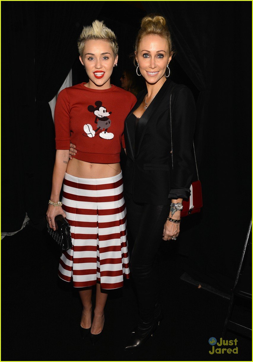Miley Cyrus: Mickey Mouse Sweater at Marc Jacobs Show! | Photo 537433 ...