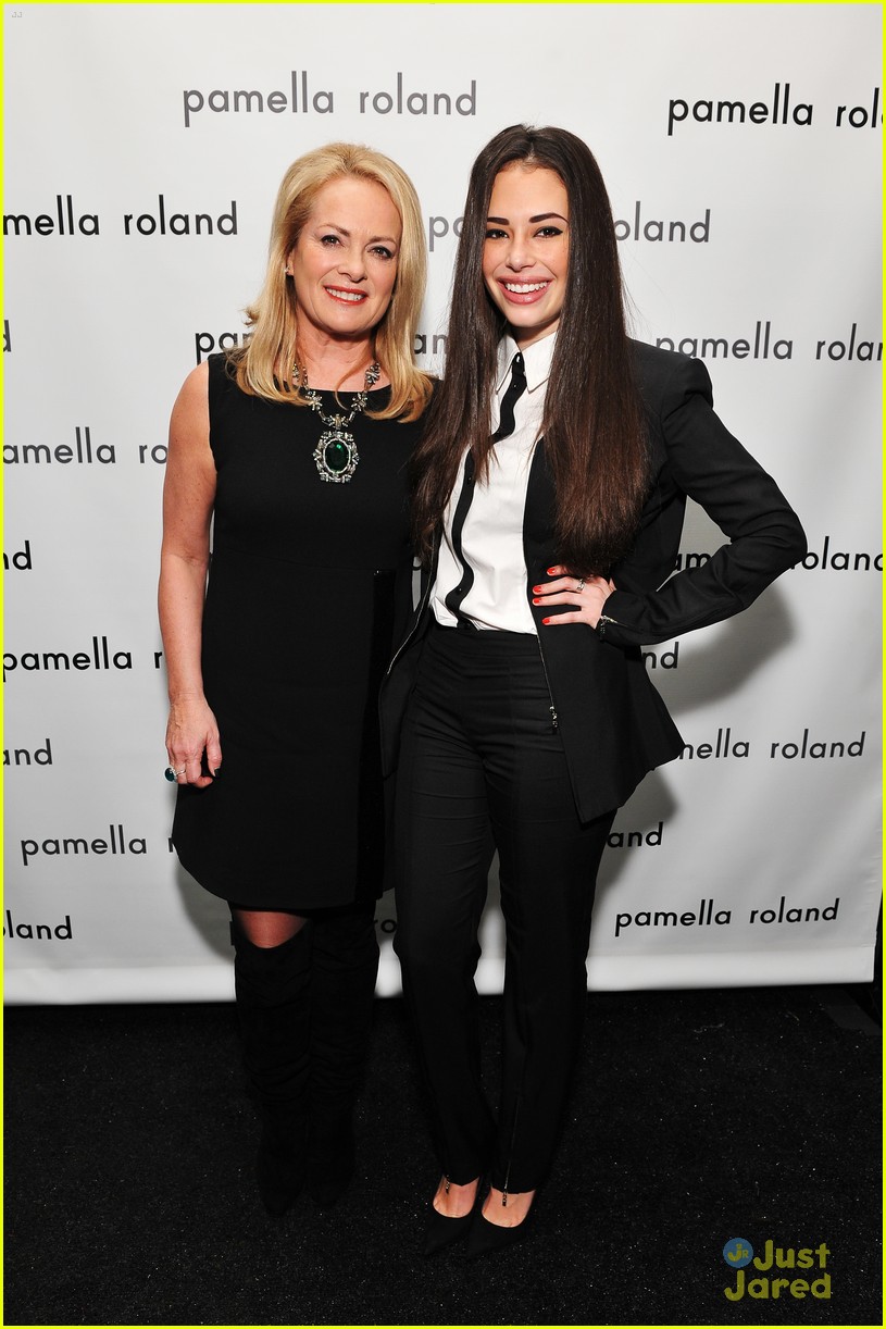 AnnaSophia Robb: Alice + Olivia Fashion Show with Chloe Bridges & Ellen ...